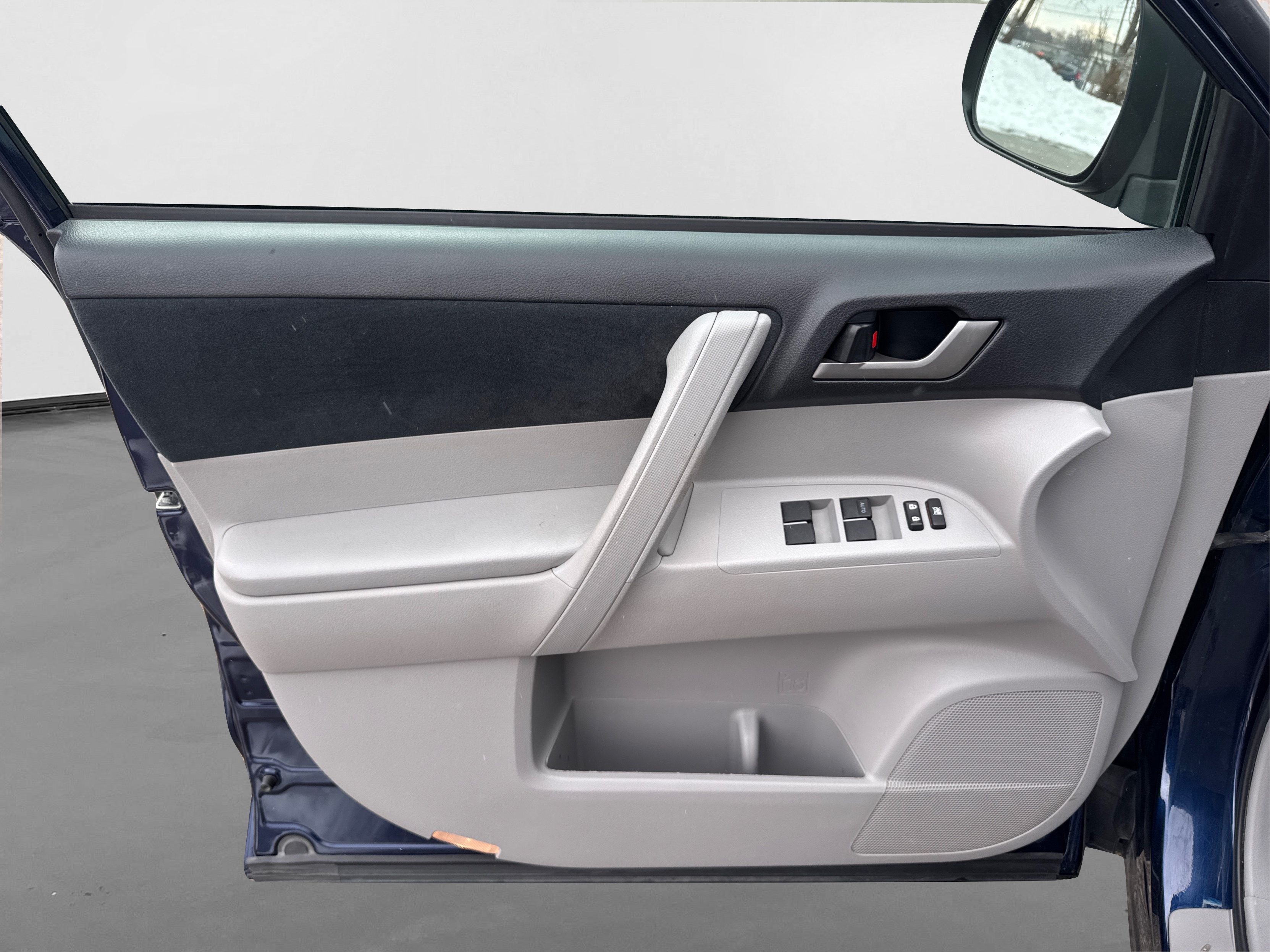 2013 Toyota Highlander 4WD - Karmann Fine Cars